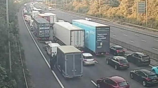 Man dies in five-car crash on M1 junction in Nottinghamshire - BBC News