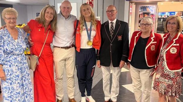 Coleraine: Olympian Hannah Scott welcomed home - BBC News