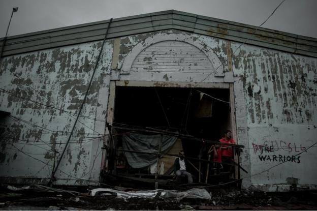 Philippines drugs war: The woman who kills dealers for a living - BBC News