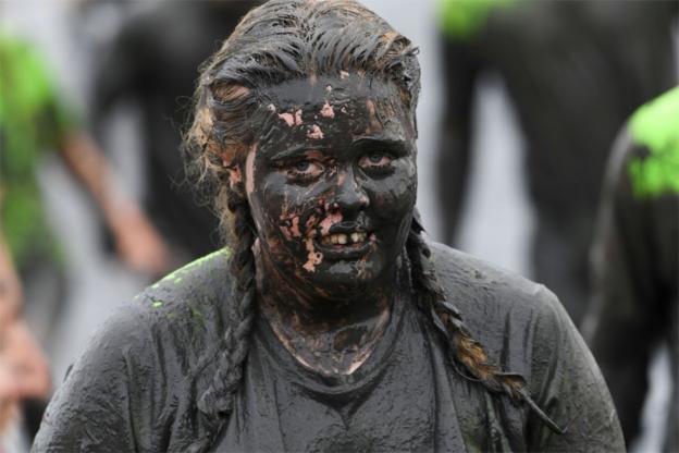 Germany Mud Olympics: Competitors get caked at annual event - BBC News