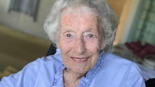 Dame Vera Lynn's birthday marked in her village of Ditchling - BBC News