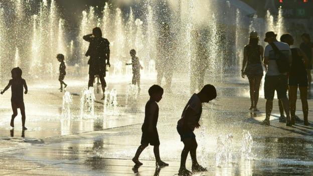 How to look after yourself in hot weather - BBC News
