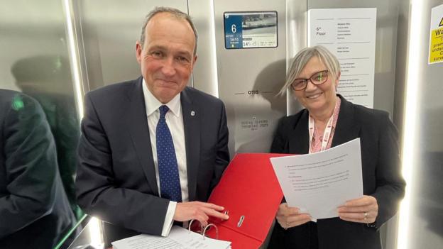 Jersey ministers rescued from lift in new government office - BBC News