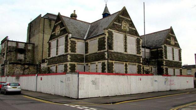 Historic Swindon railway building's decay now 'extreme' - BBC News