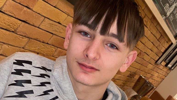 Jamie Meah: Police hunt for three men two years after stabbing - BBC News