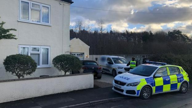 West Cowick: Murder arrest after man found stabbed - BBC News