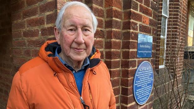 Spitfire plaques tell Southampton's 'terrific' wartime story - BBC News