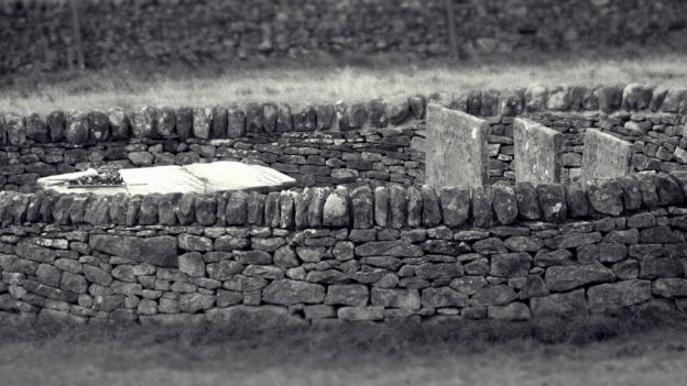Eyam plague: The village of the damned - BBC News