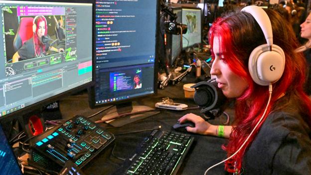 Tubbo: Sussex gamer to livestream on Twitch for 90 days straight - BBC News