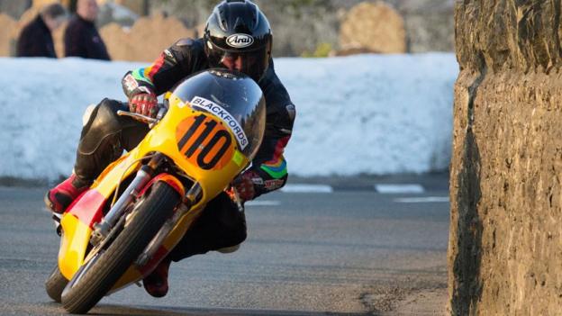 TT Races 2016: Dwight Beare and Paul Shoesmith killed - BBC News