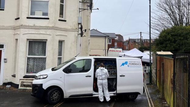 Boscombe murder probe: New searches over cliff-side remains find - BBC News