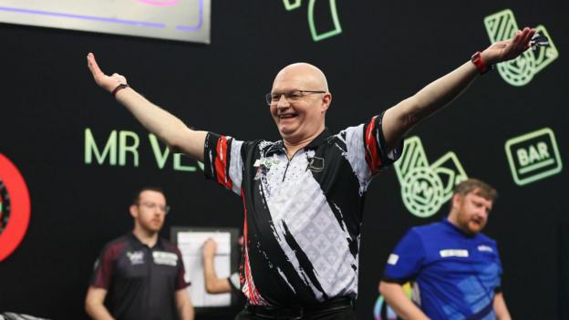 Grand Slam of Darts: Mickey Mansell through to semi-finals - BBC Sport