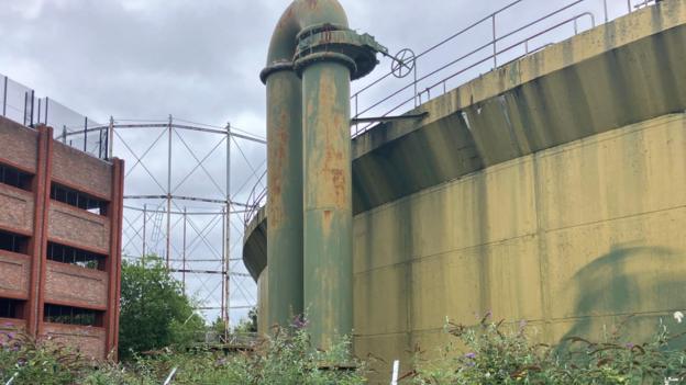 Epsom: Plans for homes on former gas works come under fire - BBC News