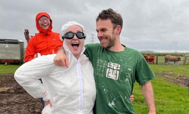 Messy Blackening wedding tradition causing a clean-up headache - BBC News