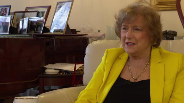 Sir Ken Dodd: Documentary gives rare insight into comic's world - BBC News