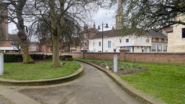 'Hidden' park in York used by Rowntree workers to get mural - BBC News