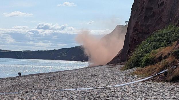Walker captures 'significant' cliff collapse at Barton on Sea - BBC News