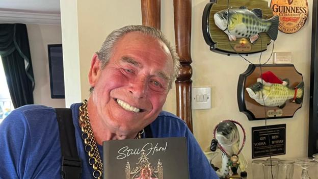 Bobby George admits 'overdoing it' with Essex mansion's bedrooms - BBC News