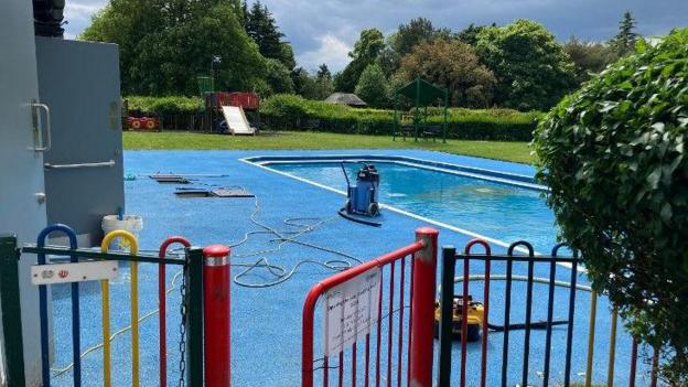 Peterborough paddling pool shut after water pump issue - BBC News