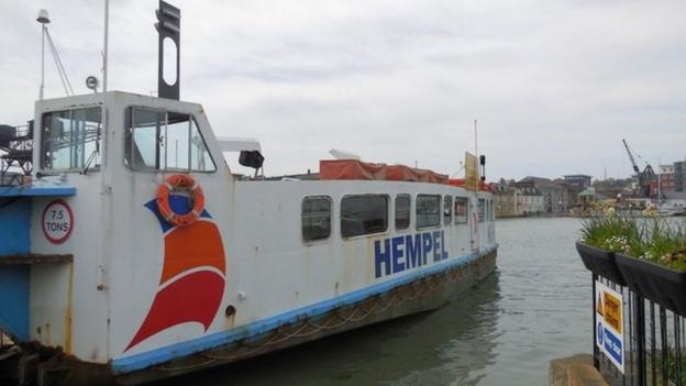 Cowes Floating Bridge makes its final journey - BBC News
