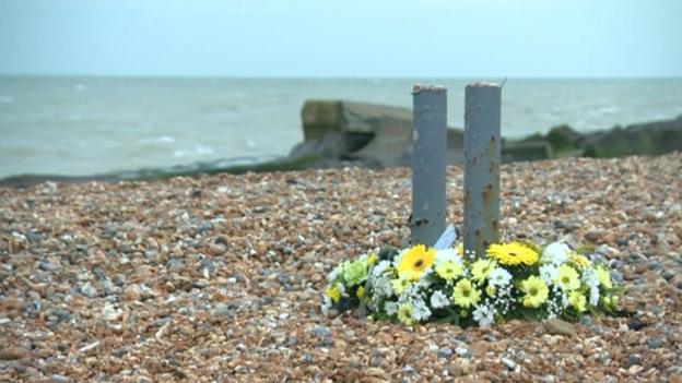 Tributes to Kingsdown sea rescue man Nick Warren - BBC News