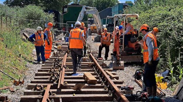 'Momentous day' as rebuilt line links with Shillingstone station - BBC News