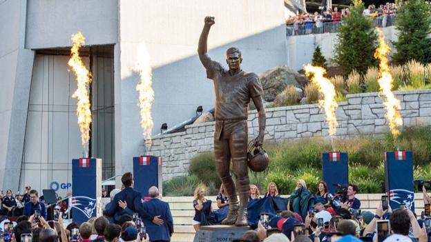 Tom Brady: New England Patriots unveil statue of NFL legend - BBC Sport