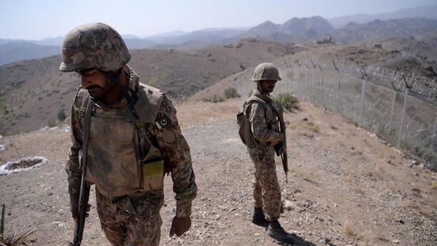 Car bomb attack in Pakistan kills at least 13 soldiers - BBC News