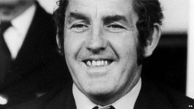 Dave Mackay statue unveiled at Derby County's iPro Stadium - BBC News