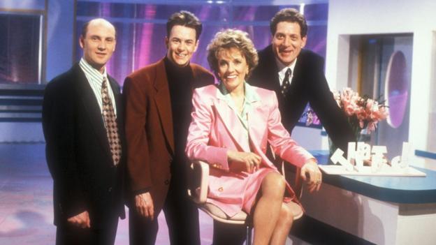 Dame Esther Rantzen reveals lung cancer diagnosis - BBC News