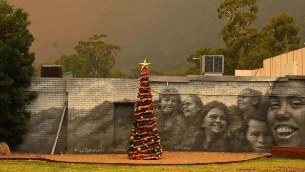 Australian towns evacuated over Christmas as bushfires rage - BBC News