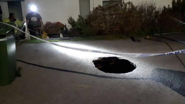 Sinkhole car in Redruth still stuck after three weeks - BBC News
