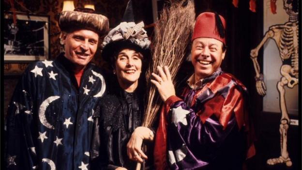 Bill Treacher: EastEnders star dies aged 92 - BBC News