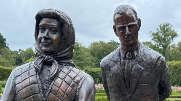 Elizabeth II: Statue of queen, Philip and corgis sparks debate - BBC News
