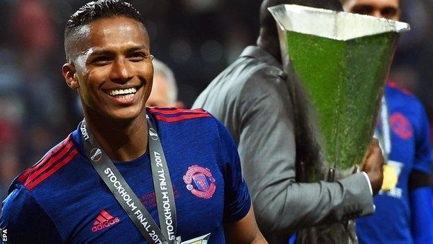 Antonio Valencia: Manchester United full-back signs one-year contract ...