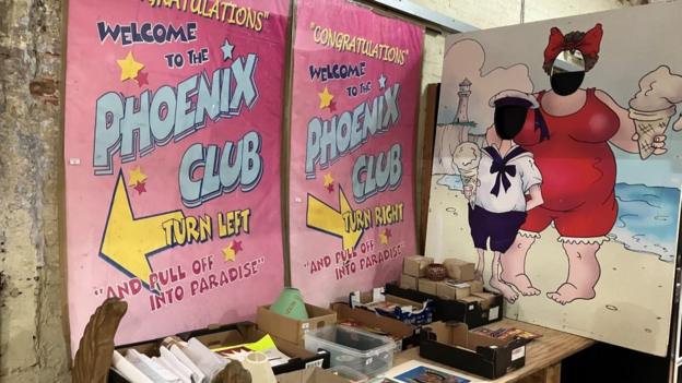 Peter Kay's Phoenix Nights props go under the hammer - BBC News