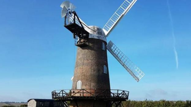 Two sails removed for repairs at historic Wiltshire windmill - BBC News