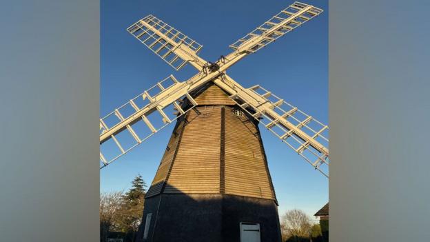 Plans made for restoration of Fulbourn's 'iconic' windmill - BBC News