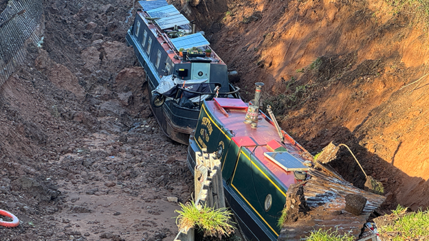 Major operation lifts boats stranded by canal collapse - BBC News