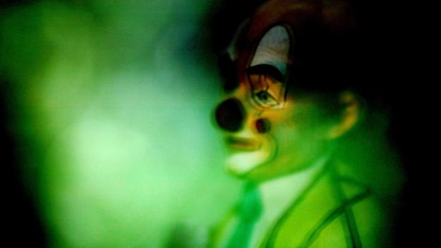 'Creepy clown' police warnings as craze spreads - BBC News