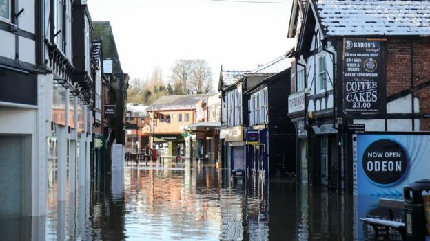 Northwich: Flood-hit Cheshire town's defences to be tested - BBC News