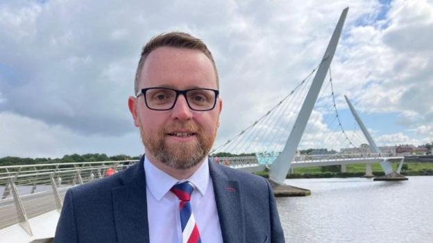 Bogside: A 'void of political leadership' over bonfire, DUP says - BBC News