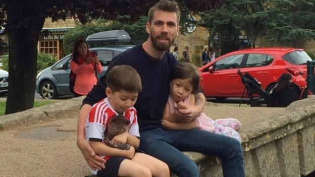 Michael Simpson murder: Grandparents agree custody deal in China - BBC News