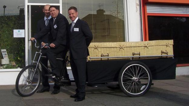 Human compost funerals 'better for environment' - BBC News