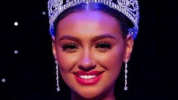 Miss World: Welsh beauty queen arrives in India - BBC News