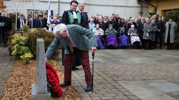 Scotland's two-minute silence to remember war dead - BBC News