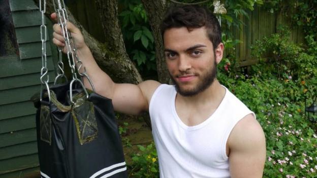 My fear of dating as someone with dwarfism - BBC News