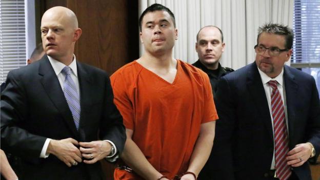 Daniel Holtzclaw case: Oklahoma policeman jailed for life - BBC News