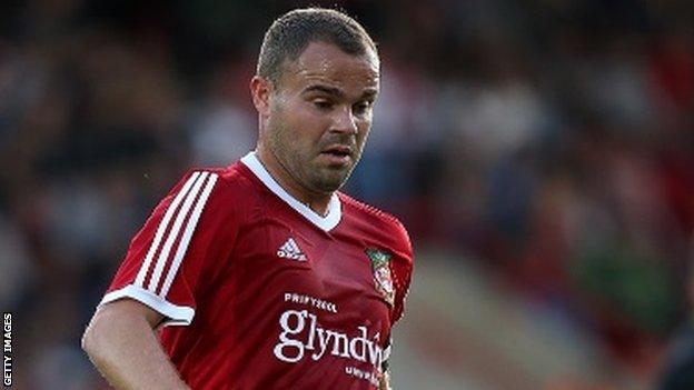 Lee Fowler: Wrexham midfielder joins Tamworth on two-month loan - BBC Sport