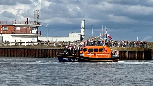 Gorleston lifeboat crew 'overjoyed' to receive new rescue vessel - BBC News